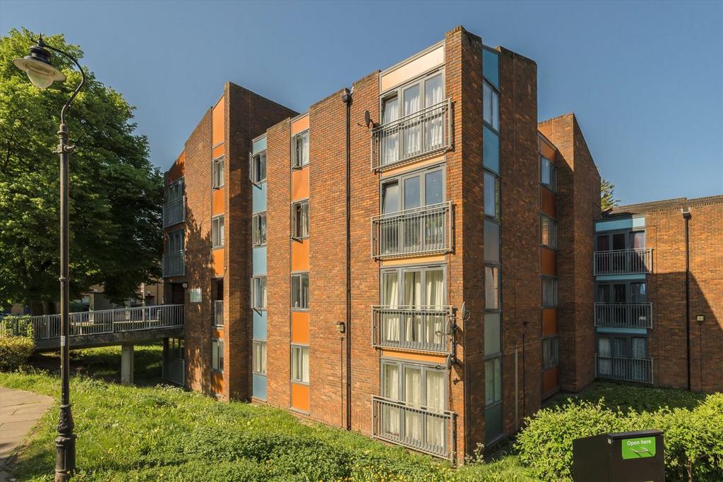 Copley Close, London W7 2 bed flat - £325,000