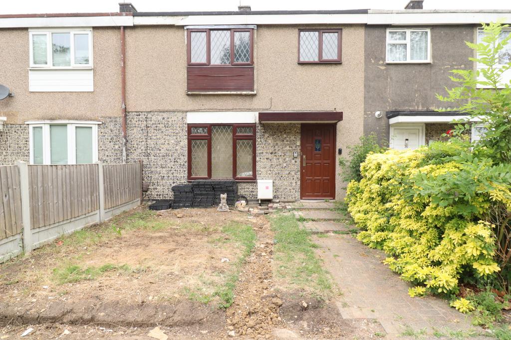 Audley Way, Basildon, Essex, SS14 3 bed terraced house - £1,600 pcm (£ ...