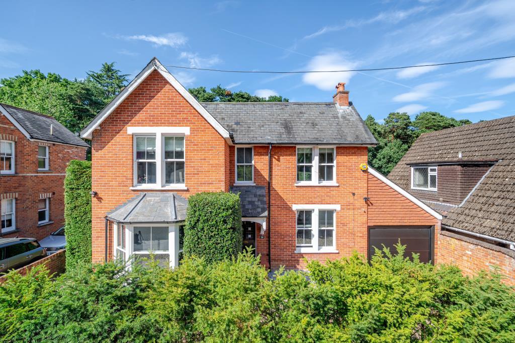 Sandhurst, Berkshire, GU47 5 bed detached house - £1,000,000