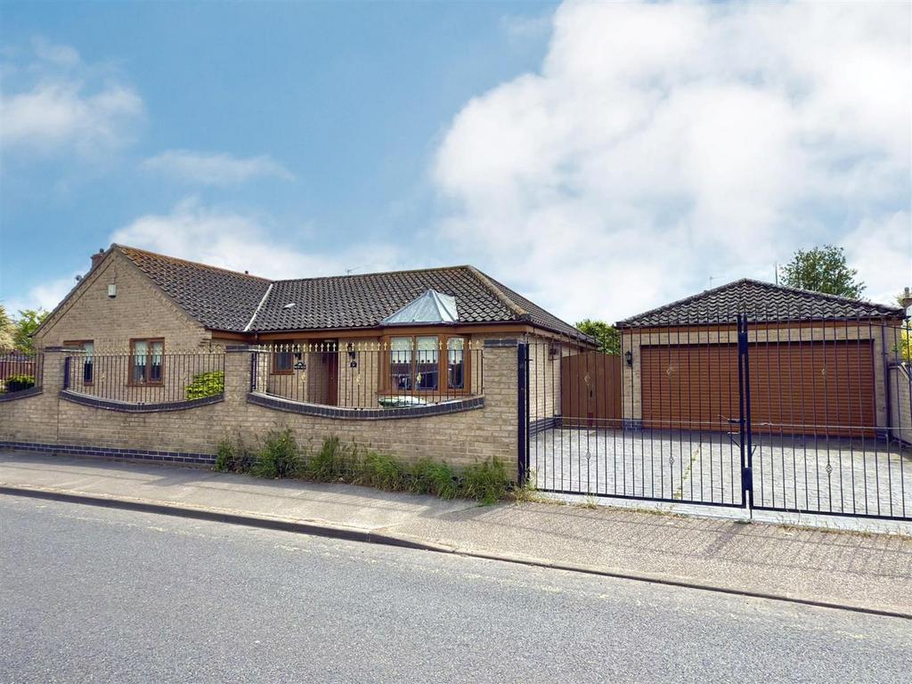 Station Road, Corton, Lowestoft... 3 bed bungalow for sale - £375,000