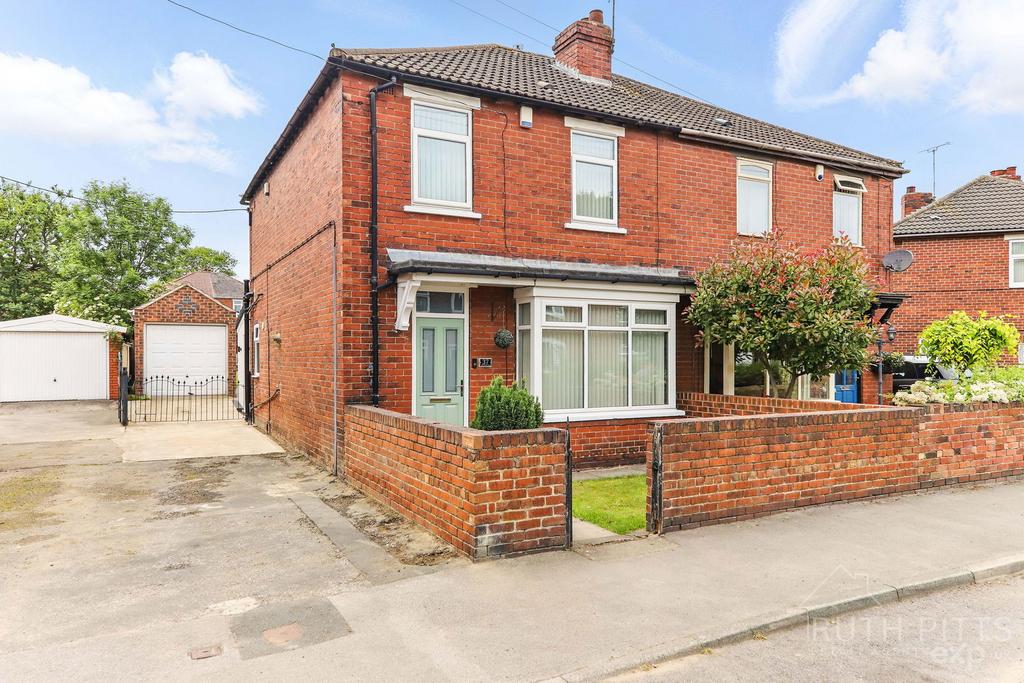 Minsthorpe Vale, Pontefract WF9 3 bed semi-detached house - £240,000
