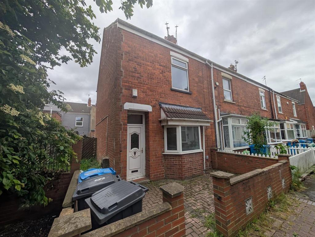 Rowland Avenue, Field Street, Hull 2 bed end of terrace house - £55,000