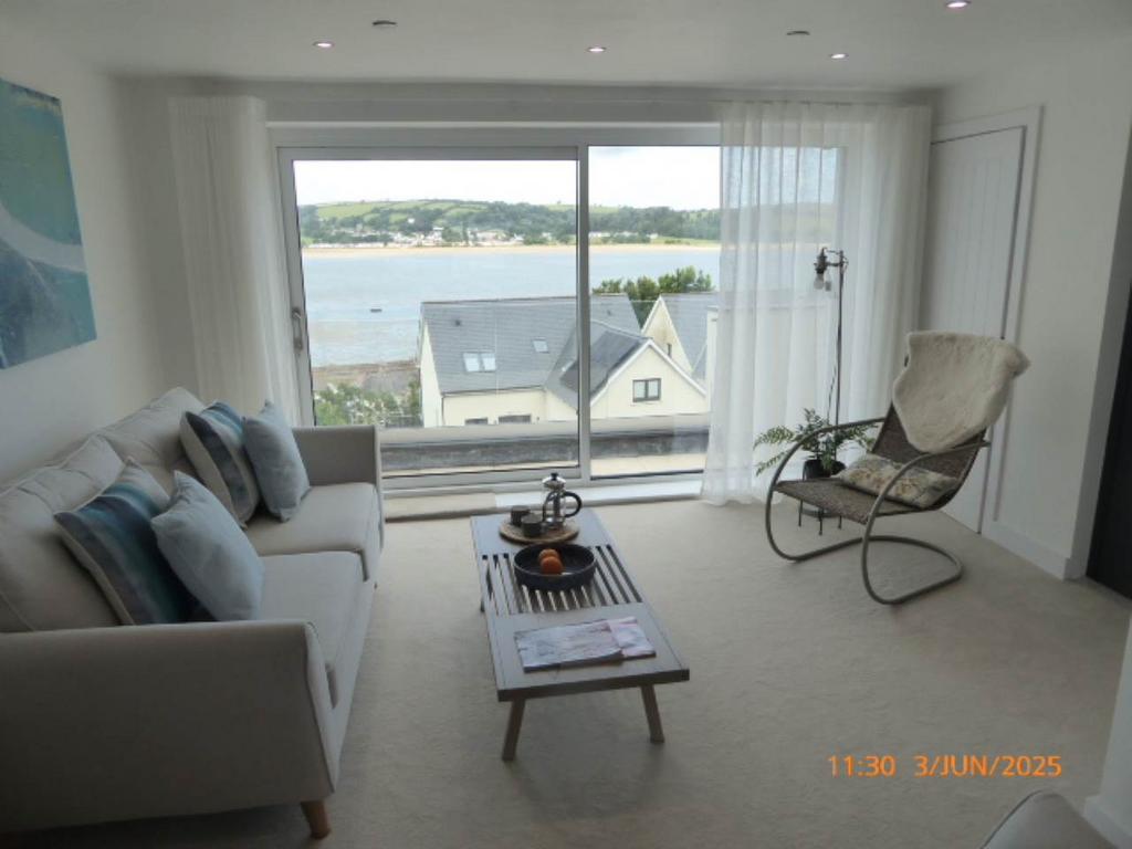 Ferryside Carmarthenshire... 3 bed house to rent - £1,200 pcm (£277 pw)