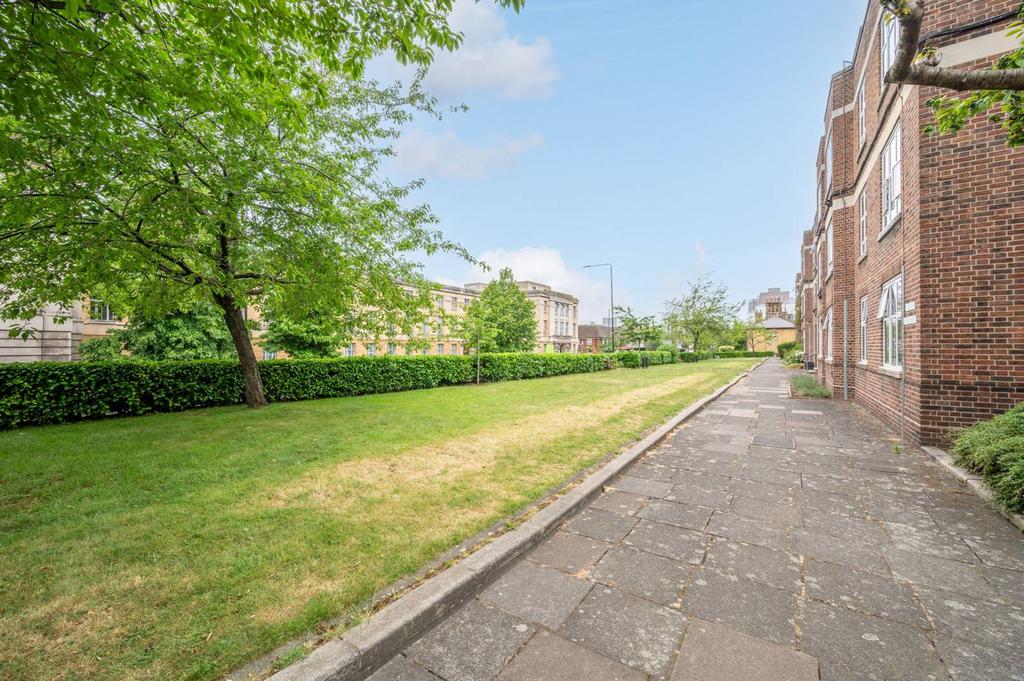 Fairfield Drive, Wandsworth, London... 3 bed flat to rent - £2,500 pcm ...
