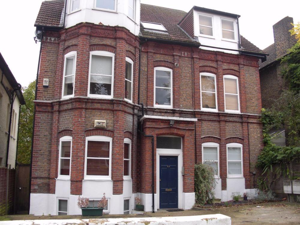 Palace Road, Tulse Hill SW2 2 bed apartment - £1,800 pcm (£415 pw)