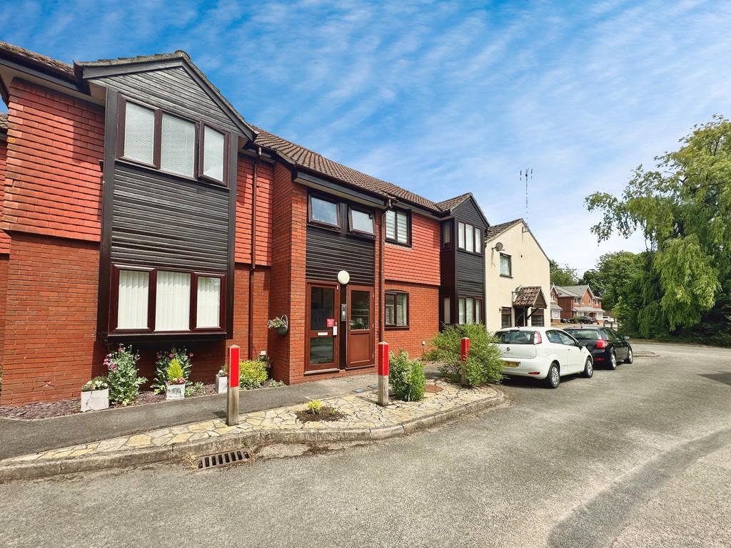Premier Court, Sherfield-on-Loddon RG27 2 bed apartment for sale - £205,000