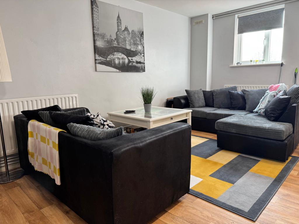 Room 2, 21 Albert Square 1 bed flat - £472 pcm (£109 pw)