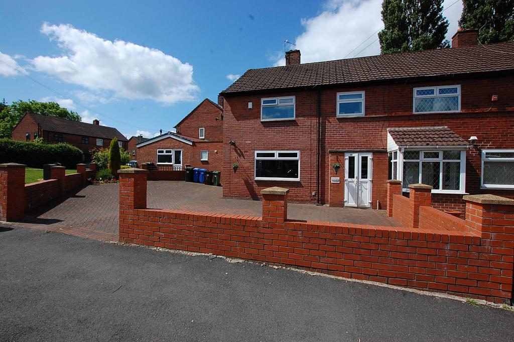 Downshaw Road, Greater Manchester OL7 3 bed end of terrace house - £255,000