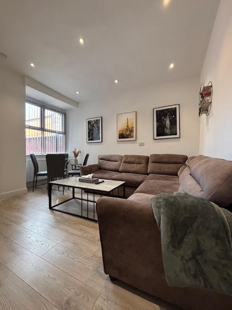 Beresford Street, M14 4SA 4 bed end of terrace house - £2,000 pcm (£462 pw)