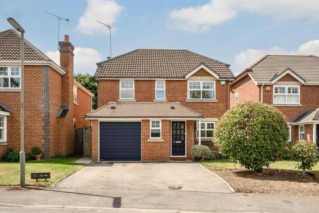 St Andrews Gardens, Cobham, KT11 4 bed detached house for sale - £860,000