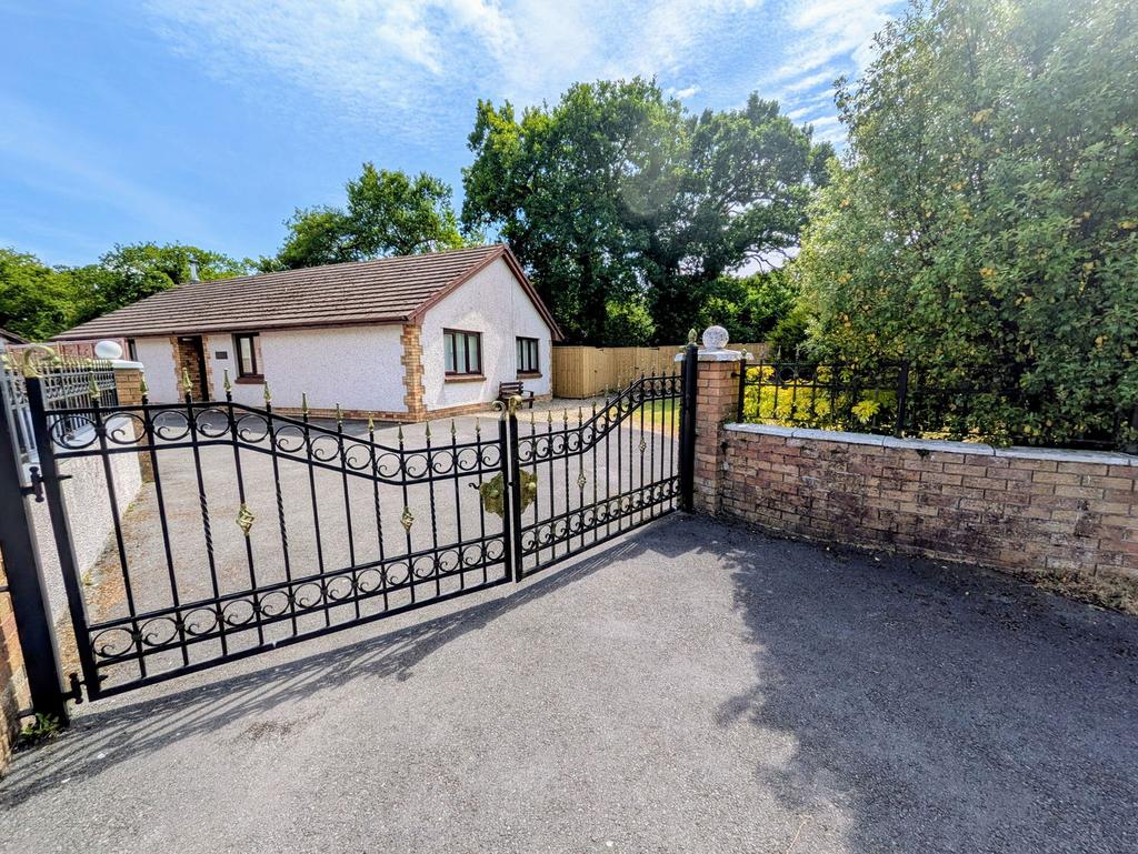 Saron Road, Saron, Ammanford, SA18 3LN 3 bed detached bungalow - £279,000