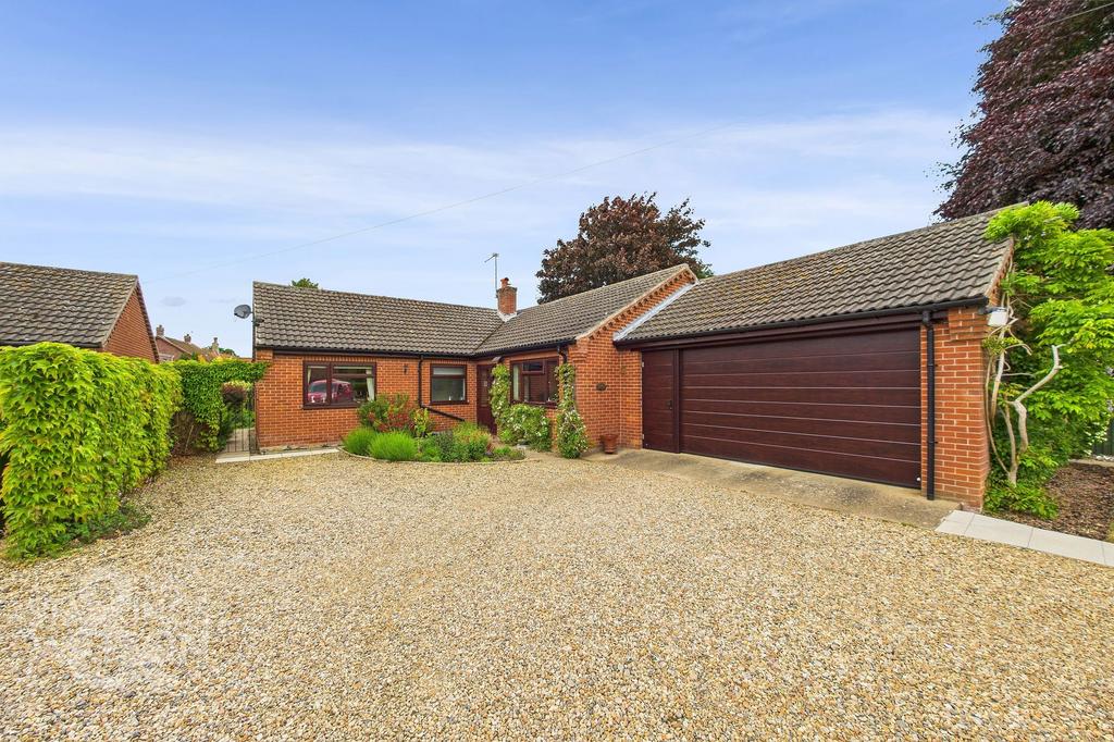 Yarmouth Road, Ellingham, Bungay 3 bed detached bungalow for sale - £ ...