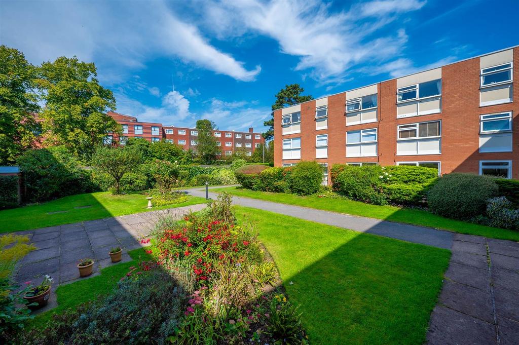 Touchwood Hall Close, Solihull 2 bed house - £220,000