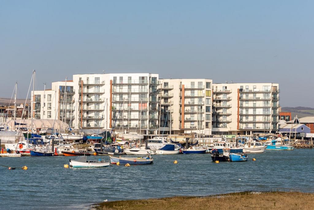 Mariner Point, 83 Brighton Road, BN43 2 bed flat - £1,550 pcm (£358 pw)