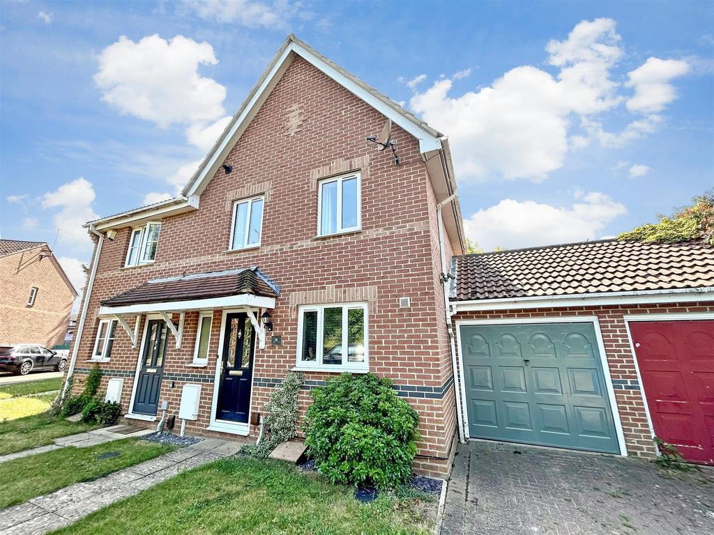 Shorefields, Rainham, Gillingham, Kent 3 bed end of terrace house - £ ...
