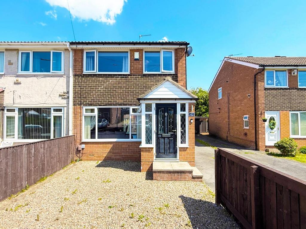 Swinnow Gardens, Bramley, Leeds, LS13 3 bed semi-detached house for sale - £240,000