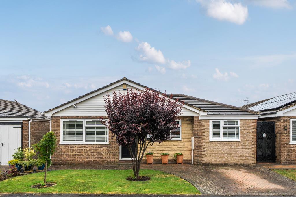 Launton, Oxfordshire, OX26 2 bed detached bungalow for sale - £450,000