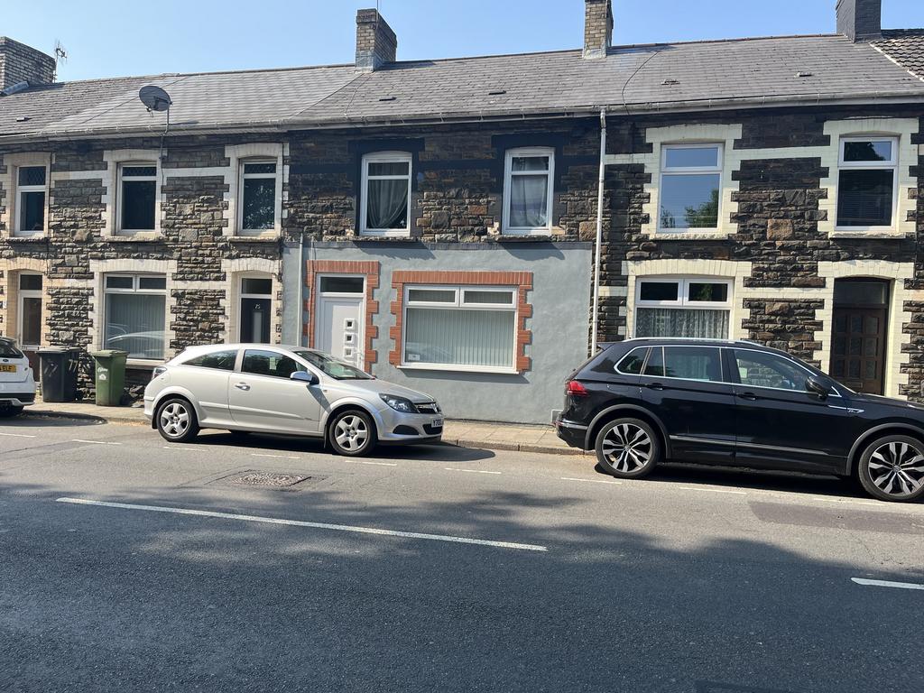 73 Commercial Street, Risca, 2 bed flat to rent - £700 pcm (£162 pw)
