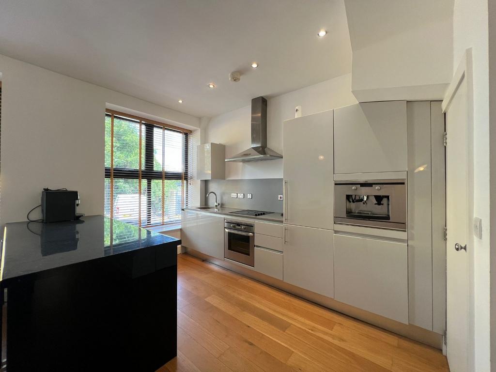 Lime Square, Newcastle upon Tyne NE1 3 bed flat - £1,800 pcm (£415 pw)