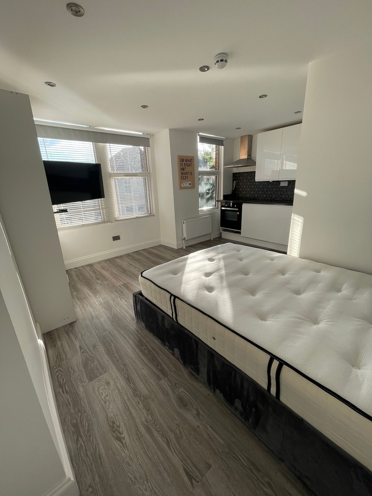 Alston Road, London, SW17 Apartment to rent - £1,350 pcm (£312 pw)