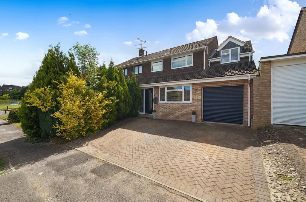 Derwent Drive, Bedfordshire LU6 4 bed semi-detached house - £490,000