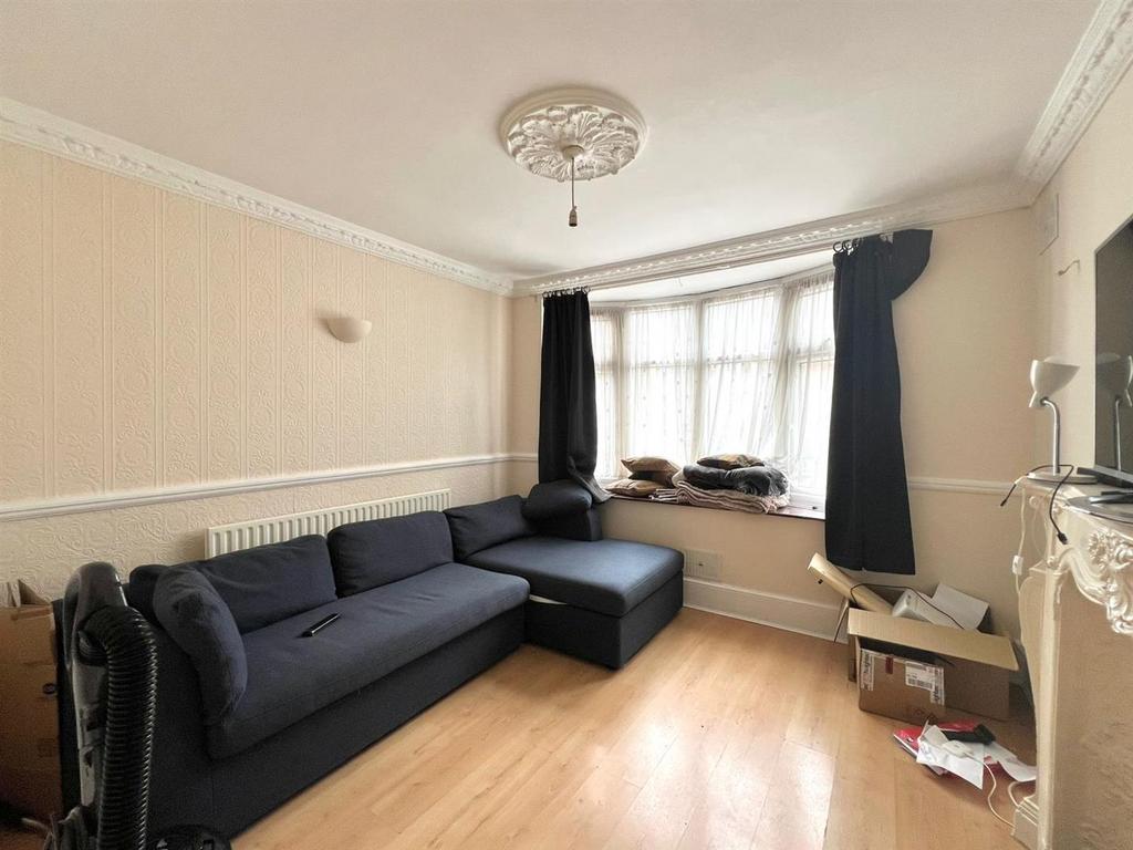 Penrhyn Avenue, London E17 3 bed end of terrace house - £2,300 pcm (£ ...