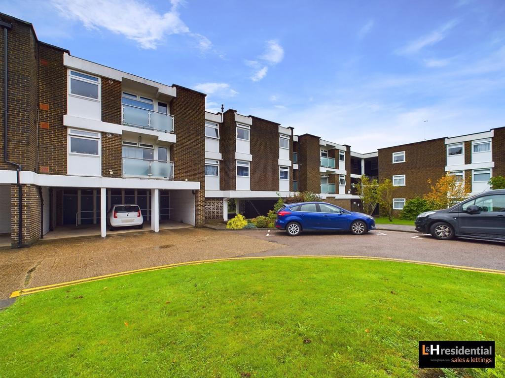 Red Road, Borehamwood WD6 2 bed flat to rent - £1,500 pcm (£346 pw)