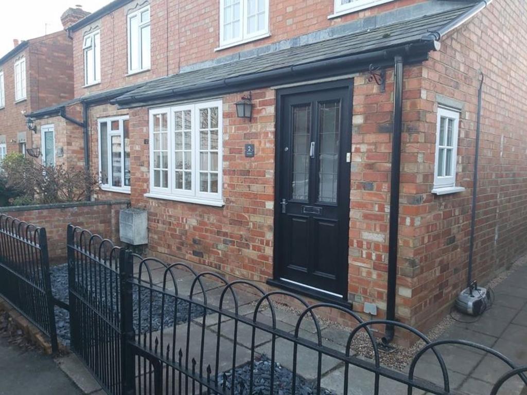 Townside, Aylesbury HP17 2 bed end of terrace house to rent - £1,495 ...