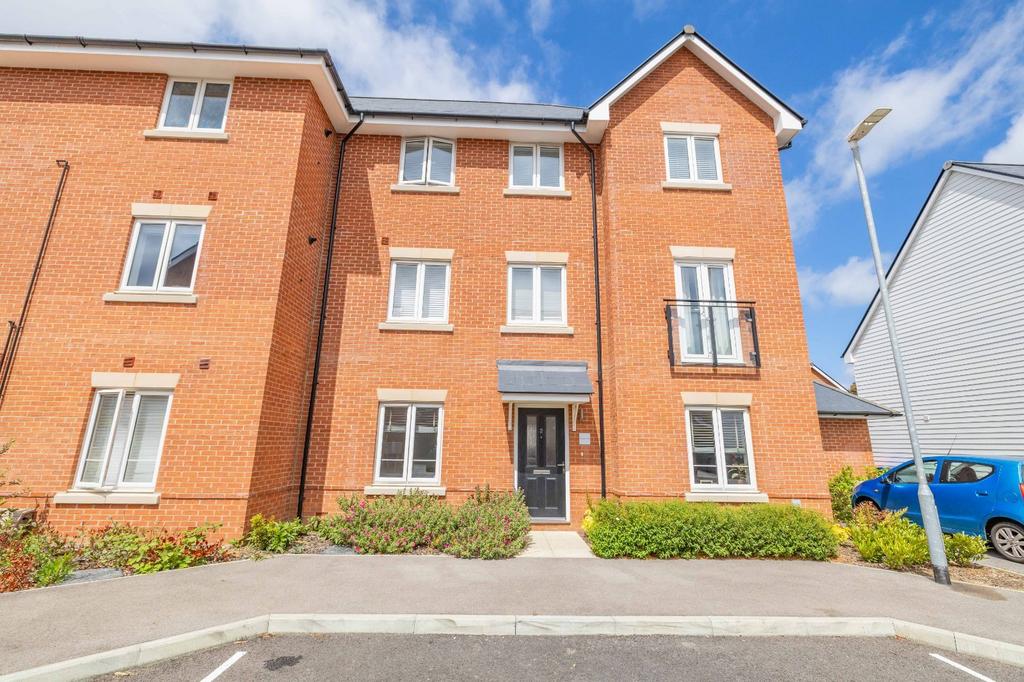 Cotter Way, Canterbury, Kent, CT1 2 bed flat for sale - £230,000