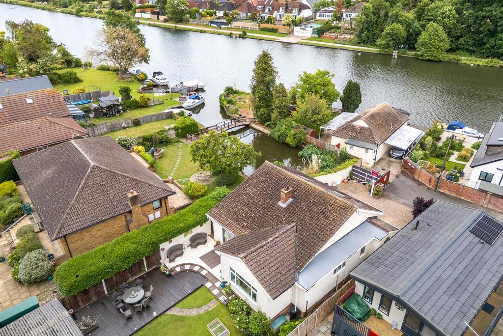 River Ash Estate, Felix Lane... 3 bed bungalow for sale - £899,950