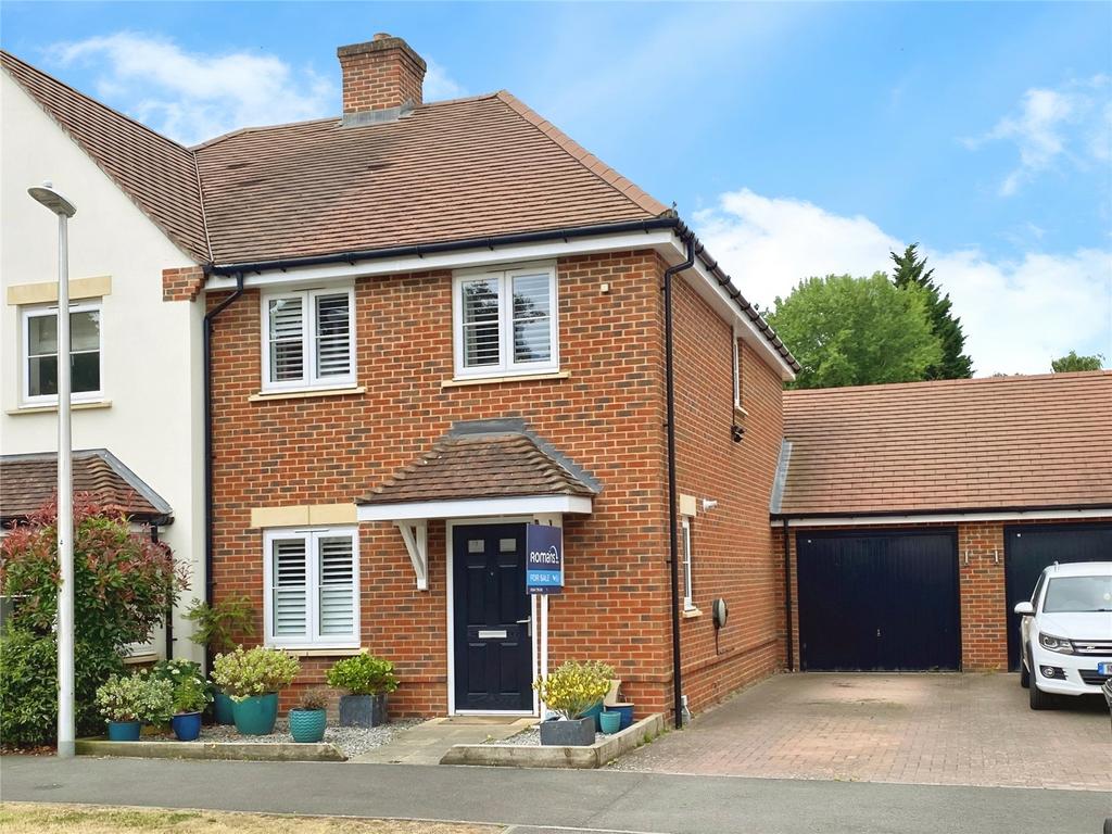 Swords Drive, Crowthorne, Berkshire 3 bed semi-detached house - £525,000