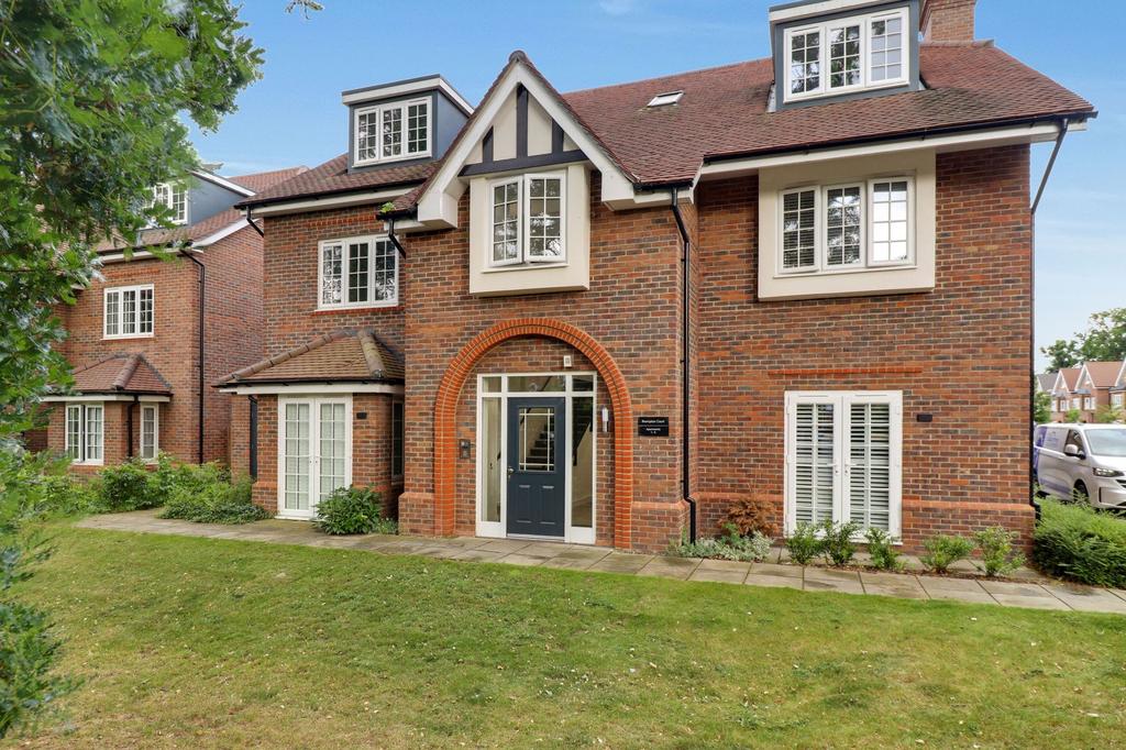 Albright Gardens, Brompton Court, KT12 2 bed apartment for sale - £135,000