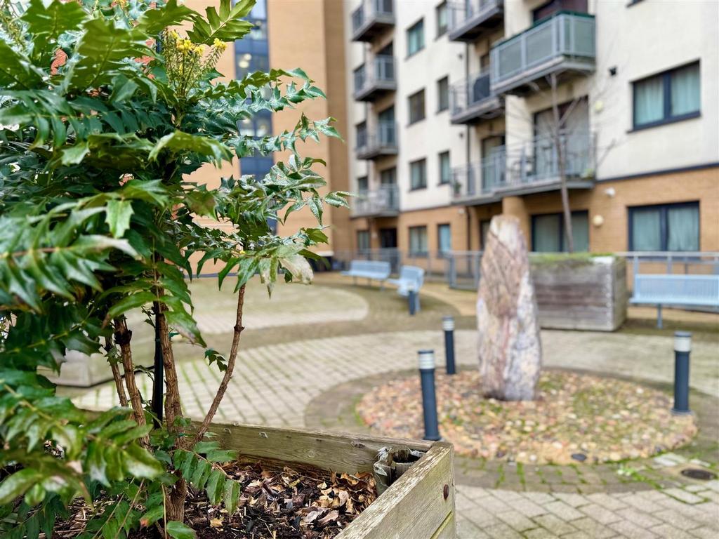 flat 7, Perth Road, Ilford 1 bed apartment for sale - £240,000