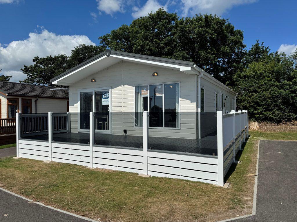 Solent Breezes Holiday Park 2 bed park home - £119,995