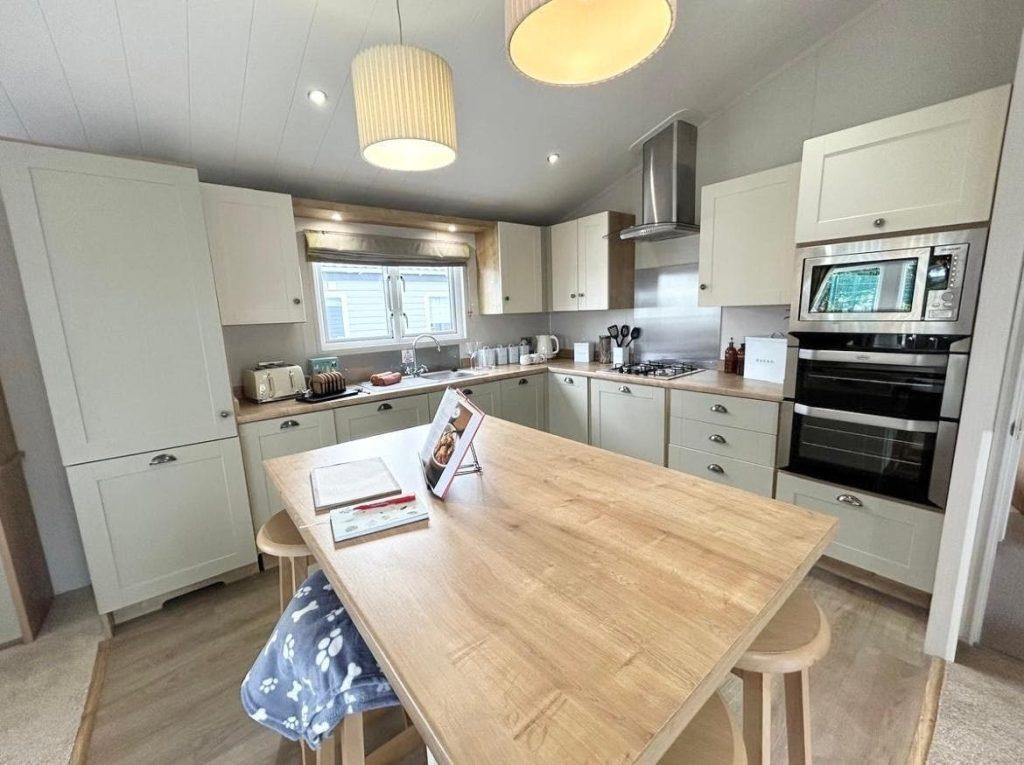 Solent Breezes Holiday Park 2 bed park home - £114,995