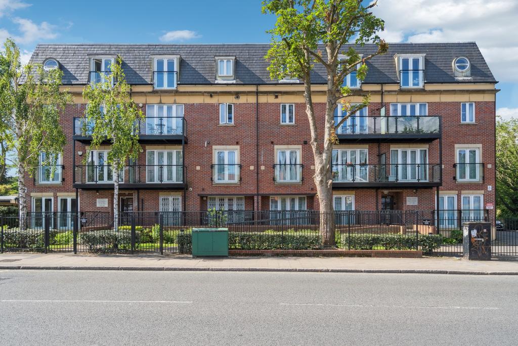 Gray Court, Marsh Road, Pinner HA5 2 bed apartment for sale - £450,000