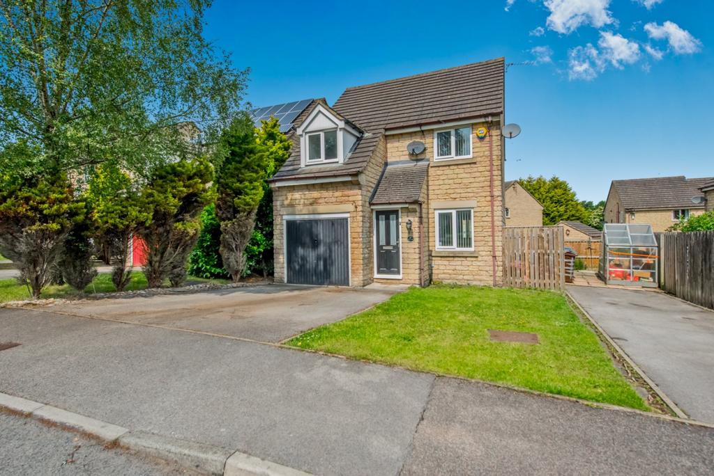 Royd Moor Road, Tong, Bradford, BD4 3 bed detached house - £230,000