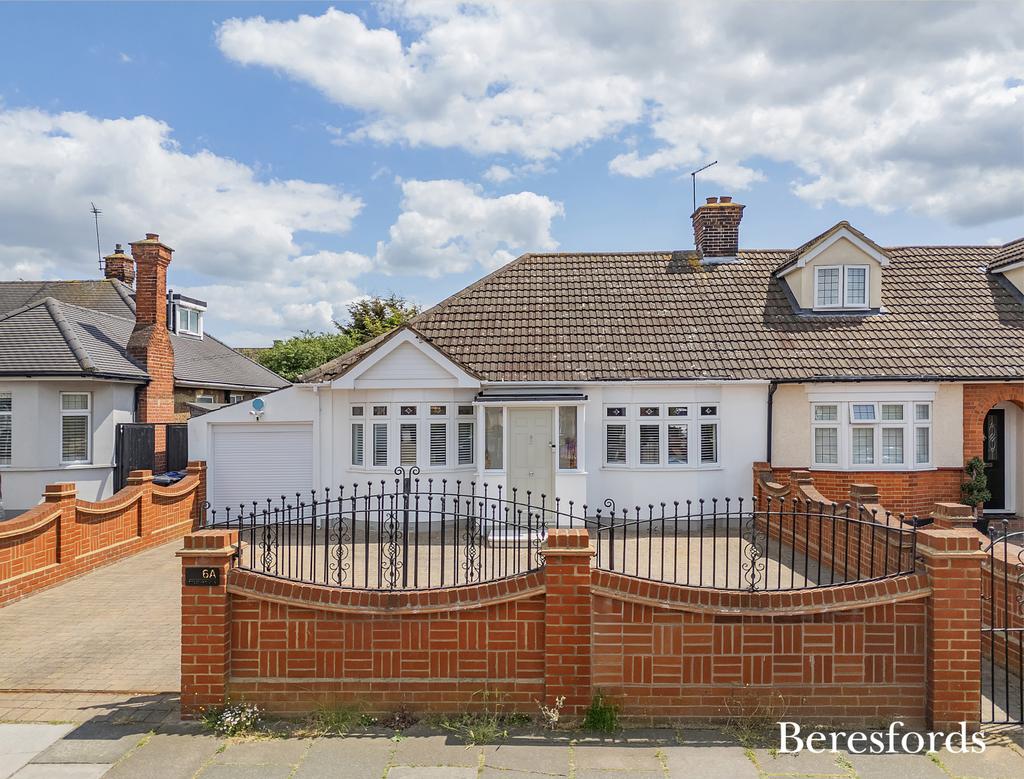 King Edward Drive, Grays, RM16 3 bed bungalow - £650,000