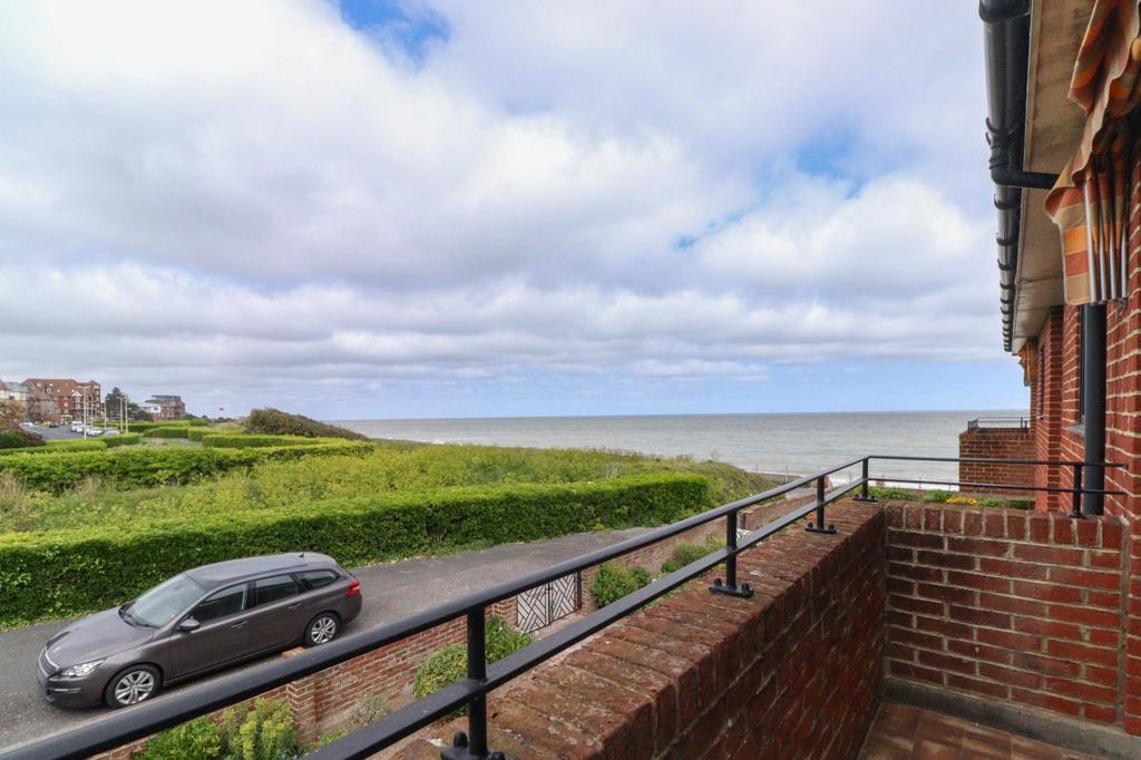 Sea Road, Westgate-on-Sea, Kent, CT8 2 bed flat for sale - £260,000