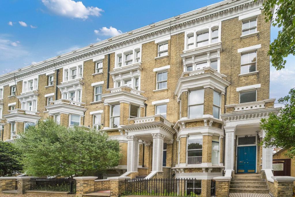 Clapham Common North Side, Battersea... 2 bed flat - £675,000