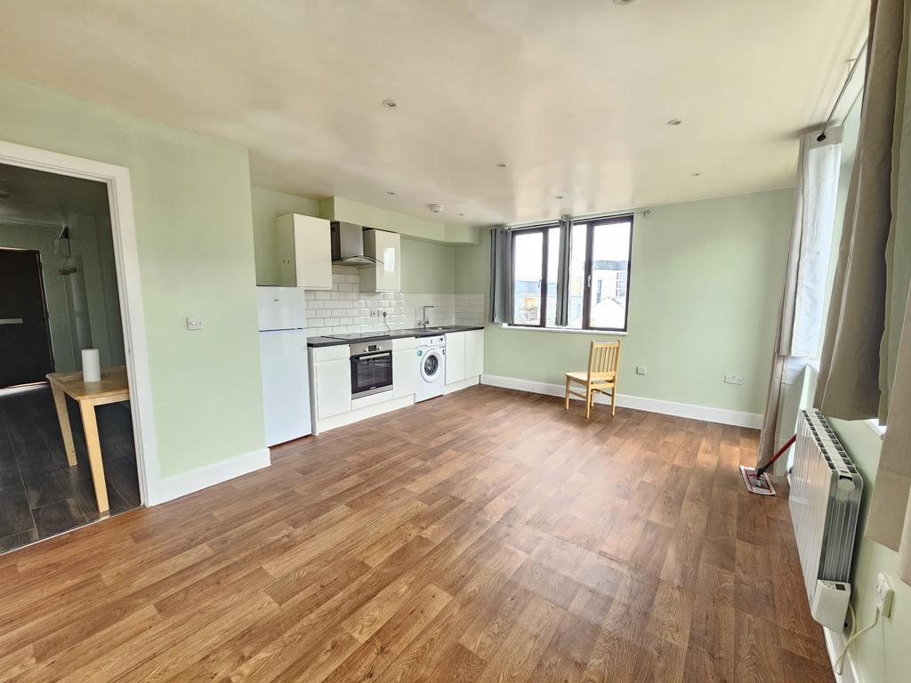 Park Street, Luton LU1 2 bed flat - £1,350 pcm (£312 pw)
