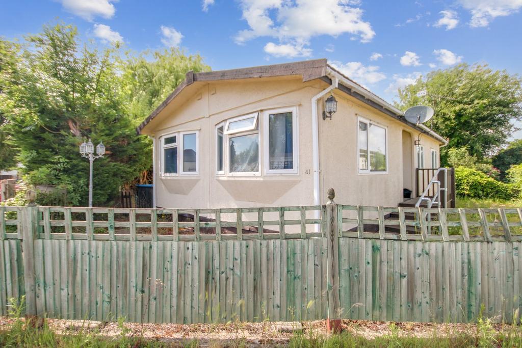 Meadowside Park, Lingfield, RH7 3 bed park home for sale - £120,000