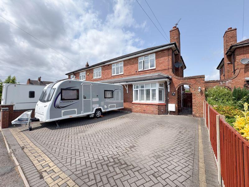 Oak Lane, Burntwood, WS7 2HD 3 bed semi-detached house - £240,000