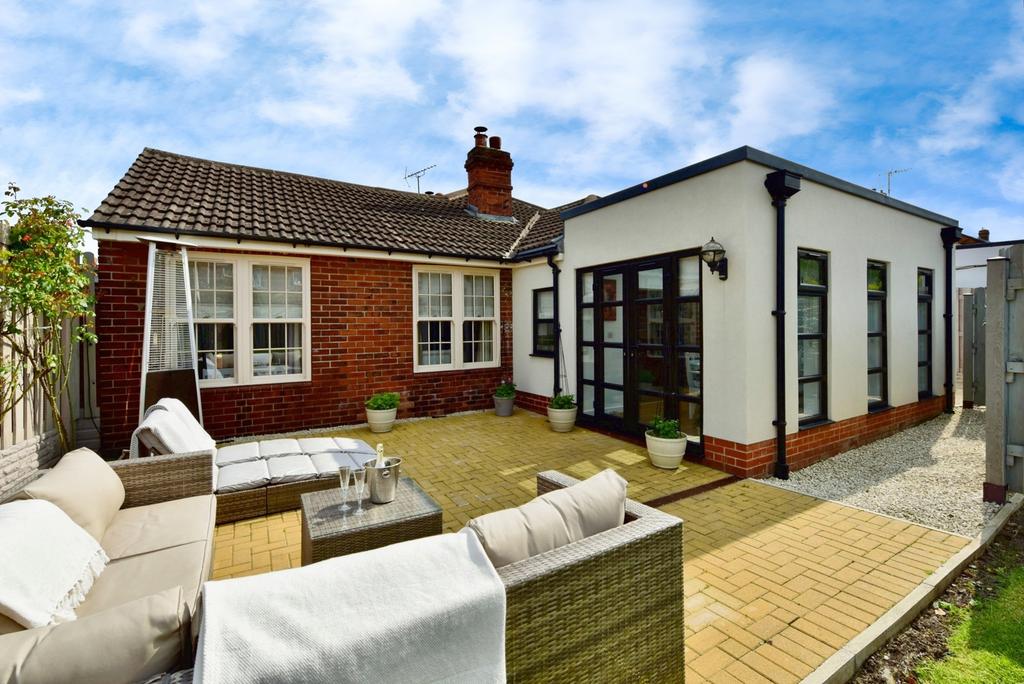 Burncross Road, Sheffield S35 3 bed bungalow for sale - £375,000