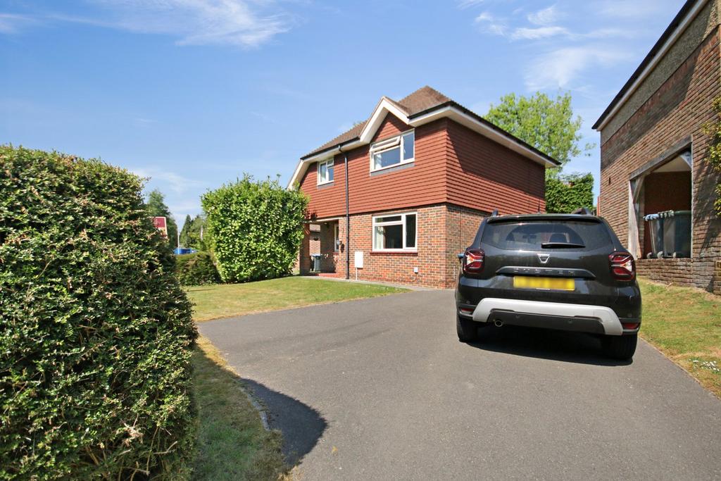 Holtye Road, East Grinstead, RH19 3 bed detached house - £475,000