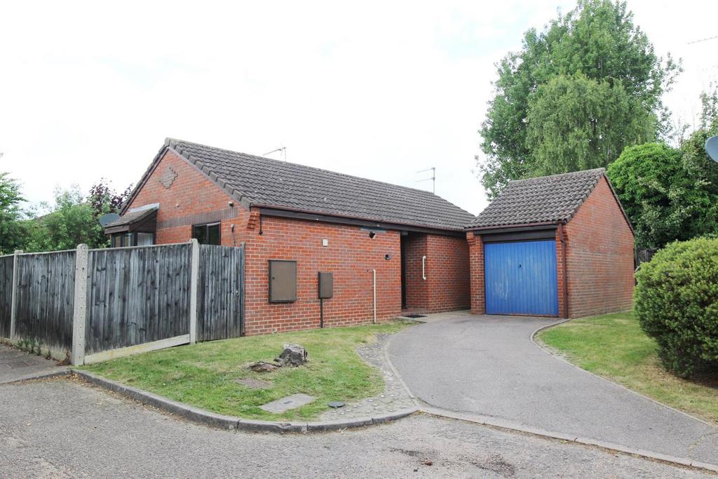 Stafford Court, Lowestoft 2 bed detached bungalow - £950 pcm (£219 pw)