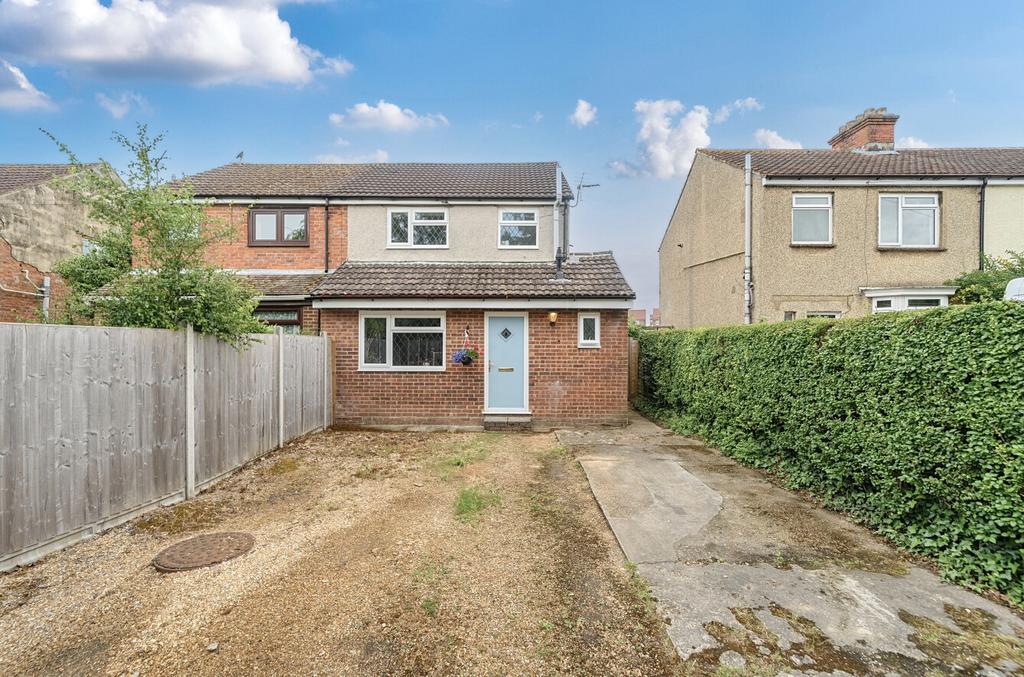 School Road, Wickham, Fareham, PO17 3 bed semi-detached house for sale ...