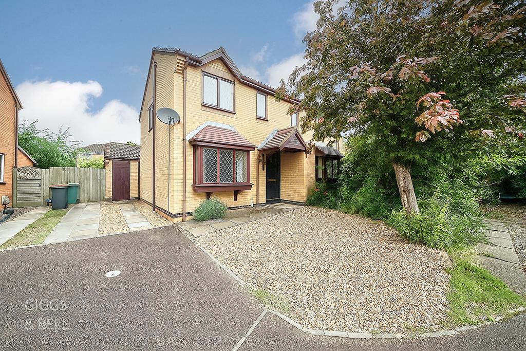Troon Gardens, Luton, Bedfordshire, LU2 3 bed semi-detached house for ...