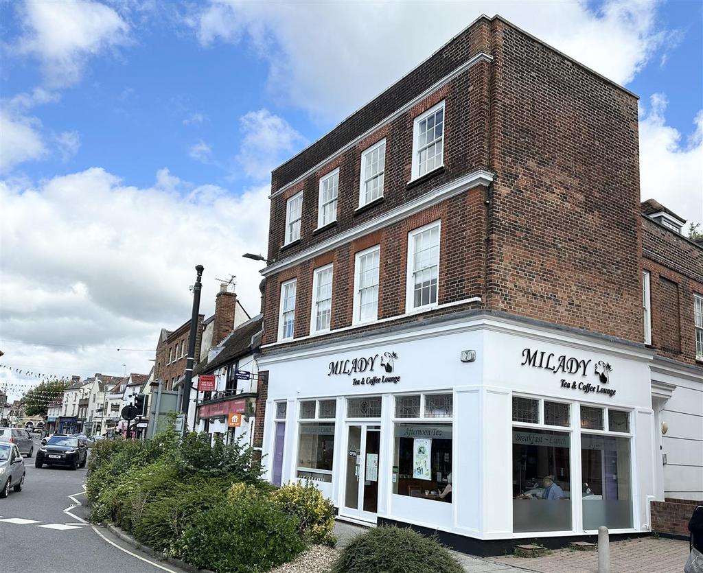 High Street, Ware SG12 2 bed apartment - £1,195 pcm (£276 pw)