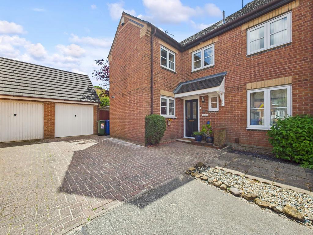 Hunt Close, Towcester, NN12 3 bed semi-detached house for sale - £320,000